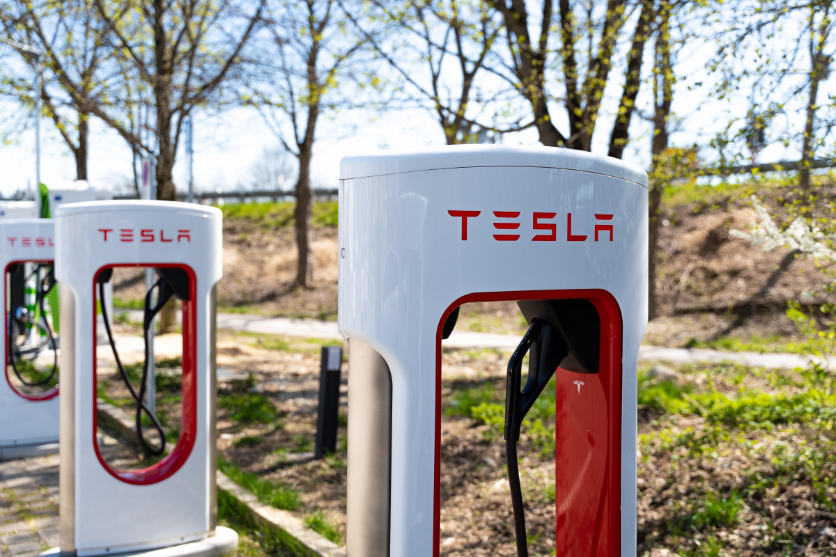 Nachts Billiger Laden Tesla Startet Dynamische Supercharger Tarife In